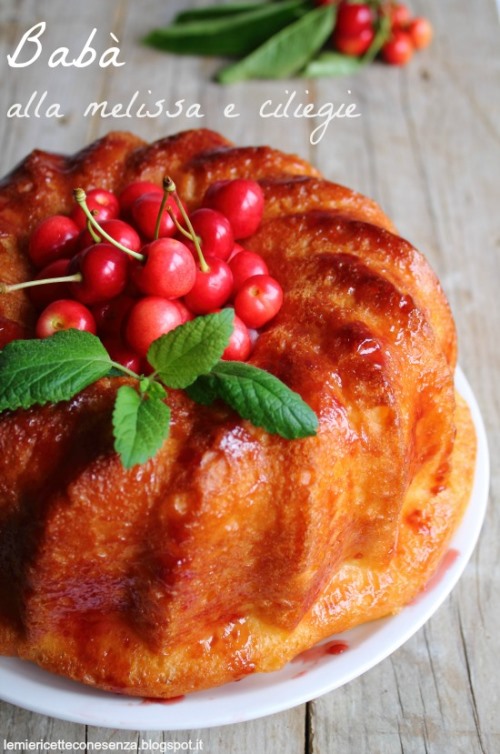 Babà analcolico con bagna alla melissa, crema chantilly e ciliegie ...